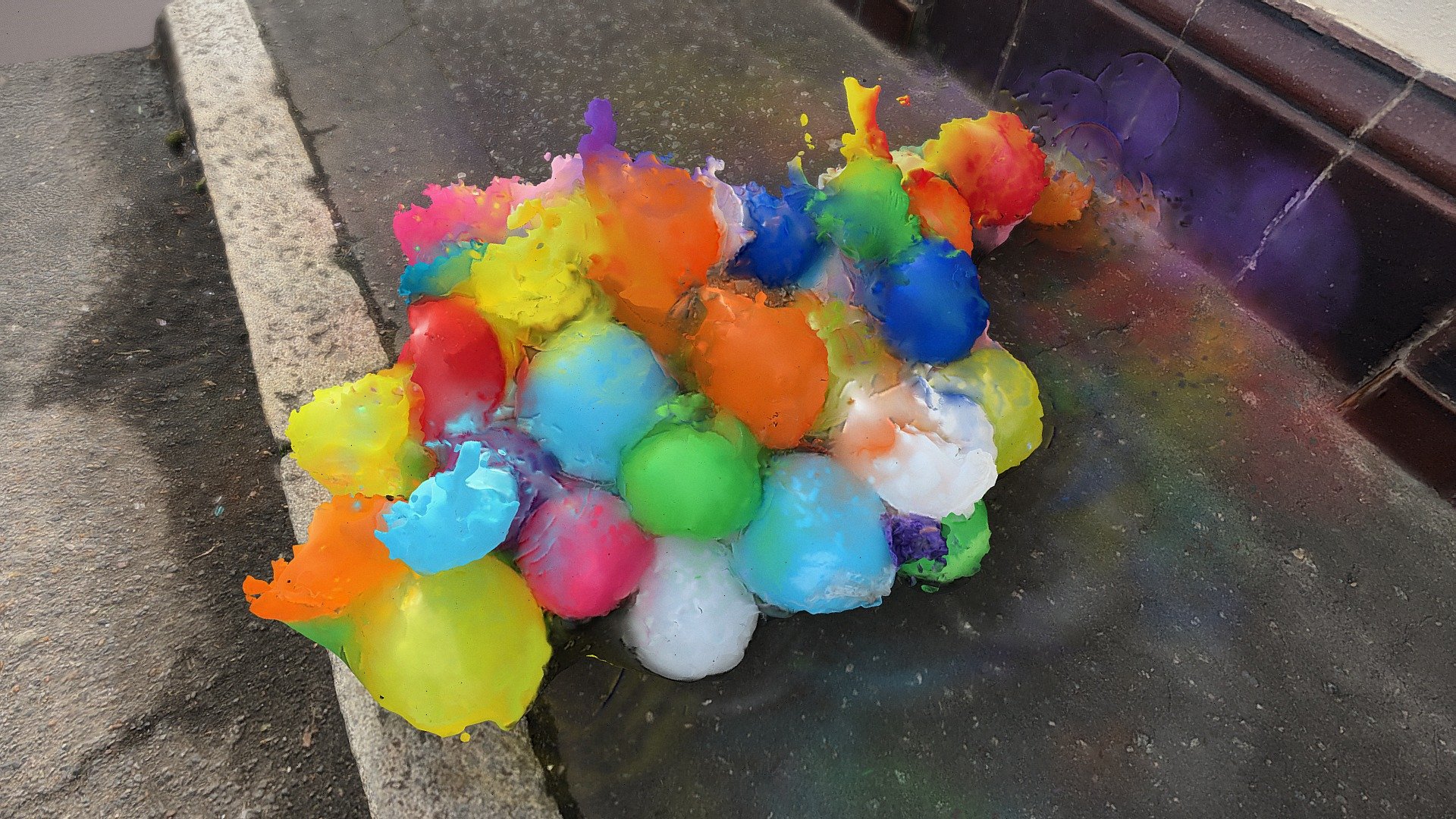 Photogrammetry scan of some balloons in a street - 3D model by Florian ...